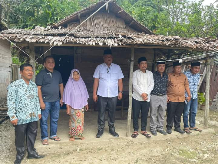 Bupati Nias sambangi warga kaum Dhuafa JOHARI ZALUKHU serahkan bantuan ... Bupati Nias sambangi warga kaum Dhuafa JOHARI ZALUKHU serahkan bantuan ...
